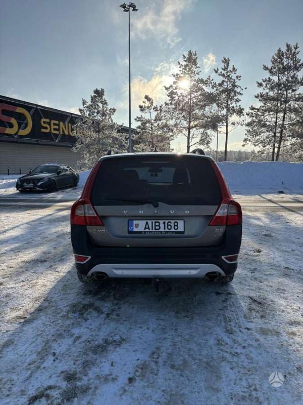 Grey Volvo XC70 2011 in Vilnius, with an engine capacity of 2.40 L and mileage of 355 thousand km for 8500 €, photo 5 on AUTOMOTO.COM.LV