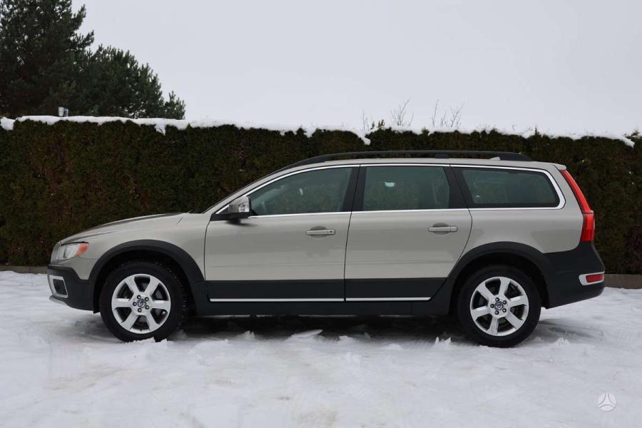 Grey Volvo XC70 2011 in Alytus, with an engine capacity of 2.40 L and mileage of 290 thousand km for 7600 €, photo 7 on AUTOMOTO.COM.LV