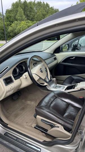 Pelēks Volvo XC70 2011 Viļņa, ar dzinēja tilpumu 2.40 L un nobraukumu 391 tūkst. km par 6000 €, foto 13 vietnē AUTOMOTO.COM.LV