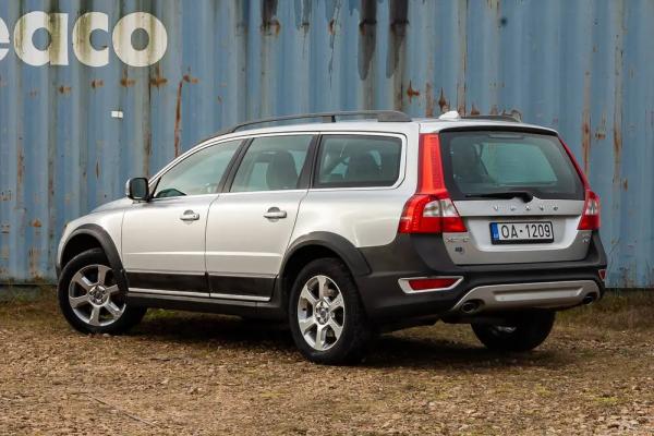 Grey Volvo XC70 2011 in Riga, with an engine capacity of 2.40 L and mileage of 316 thousand km for 9495 €, photo 2 on AUTOMOTO.COM.LV