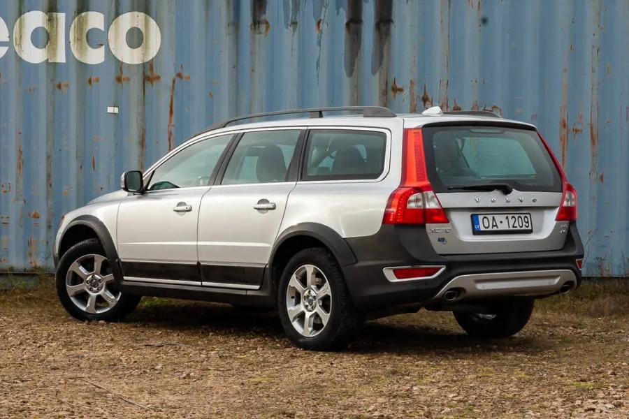 Grey Volvo XC70 2011 in Riga, with an engine capacity of 2.40 L and mileage of 316 thousand km for 9495 €, photo 3 on AUTOMOTO.COM.LV