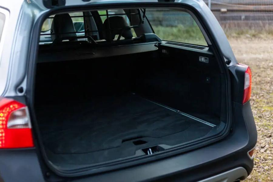 Grey Volvo XC70 2011 in Riga, with an engine capacity of 2.40 L and mileage of 316 thousand km for 9495 €, photo 8 on AUTOMOTO.COM.LV