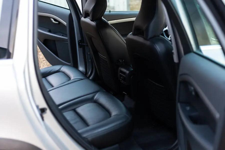 Grey Volvo XC70 2011 in Riga, with an engine capacity of 2.40 L and mileage of 316 thousand km for 9495 €, photo 12 on AUTOMOTO.COM.LV