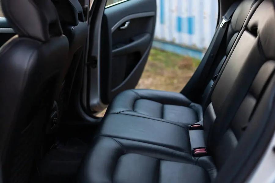 Grey Volvo XC70 2011 in Riga, with an engine capacity of 2.40 L and mileage of 316 thousand km for 9495 €, photo 15 on AUTOMOTO.COM.LV