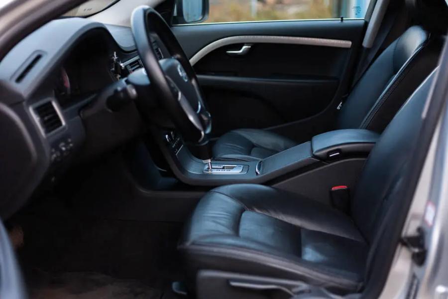 Grey Volvo XC70 2011 in Riga, with an engine capacity of 2.40 L and mileage of 316 thousand km for 9495 €, photo 21 on AUTOMOTO.COM.LV