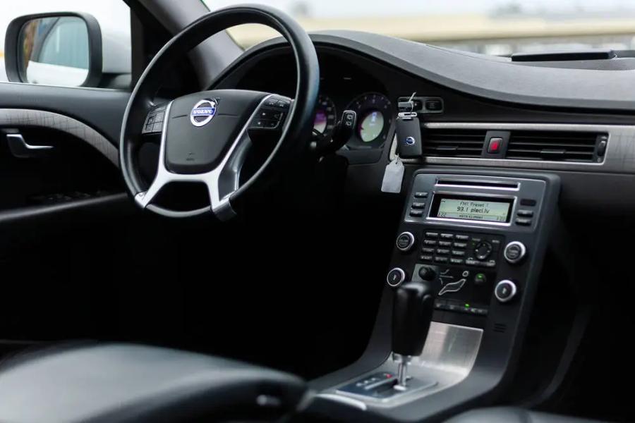 Grey Volvo XC70 2011 in Riga, with an engine capacity of 2.40 L and mileage of 316 thousand km for 9495 €, photo 26 on AUTOMOTO.COM.LV