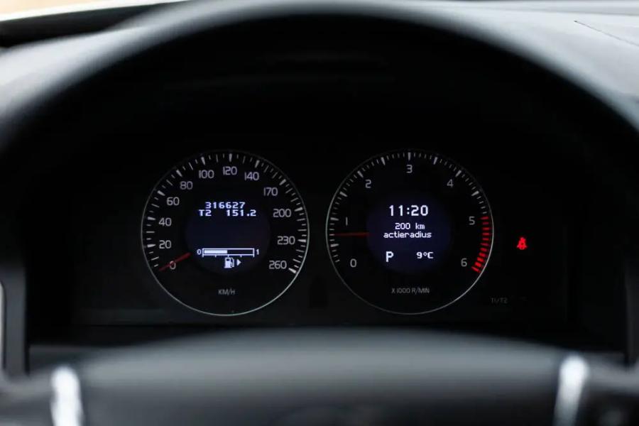 Grey Volvo XC70 2011 in Riga, with an engine capacity of 2.40 L and mileage of 316 thousand km for 9495 €, photo 27 on AUTOMOTO.COM.LV