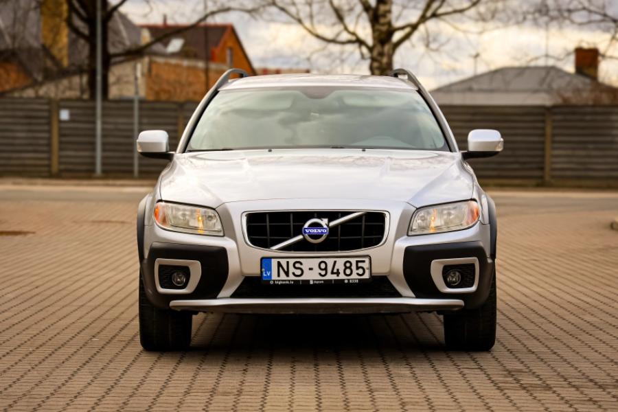 Grey Volvo XC70 2011 in Riga, with an engine capacity of 2.00 L and mileage of 0 thousand km for 8350 €, photo 3 on AUTOMOTO.COM.LV