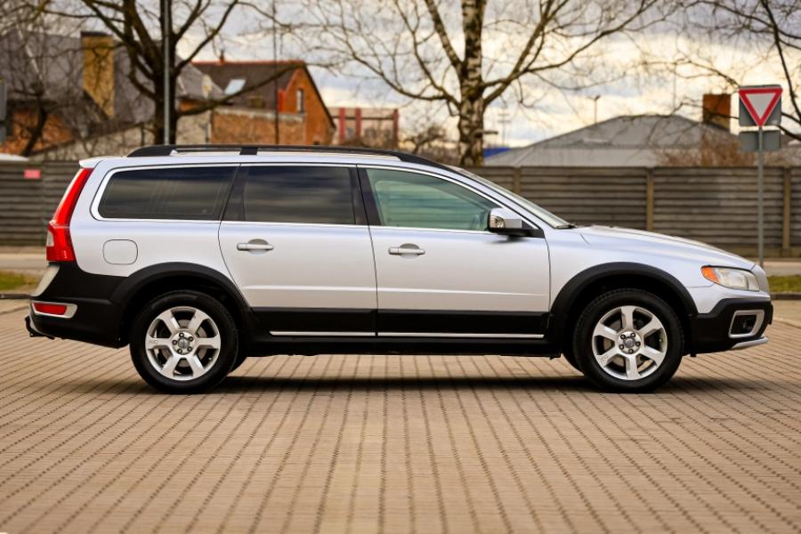 Grey Volvo XC70 2011 in Riga, with an engine capacity of 2.00 L and mileage of 0 thousand km for 8350 €, photo 5 on AUTOMOTO.COM.LV