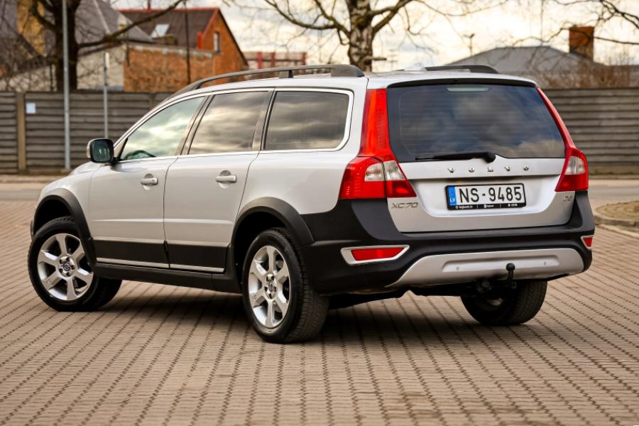 Grey Volvo XC70 2011 in Riga, with an engine capacity of 2.00 L and mileage of 0 thousand km for 8350 €, photo 8 on AUTOMOTO.COM.LV