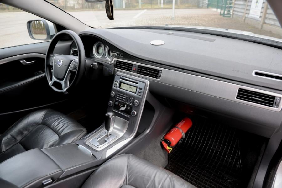 Grey Volvo XC70 2011 in Riga, with an engine capacity of 2.00 L and mileage of 0 thousand km for 8350 €, photo 15 on AUTOMOTO.COM.LV