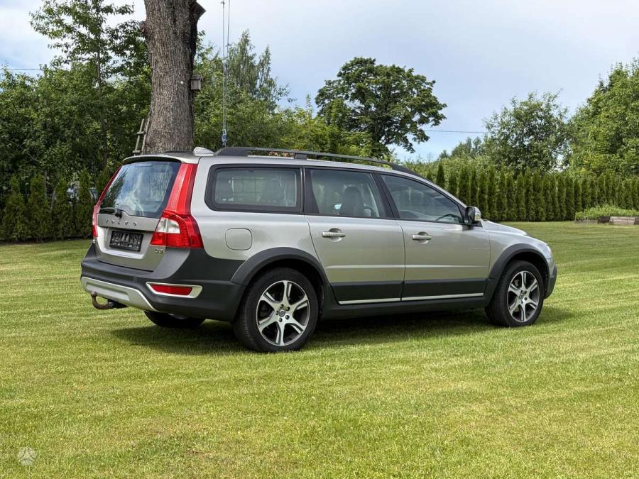 Grey Volvo XC70 2011 in Vilnius, with an engine capacity of 2.00 L and mileage of 289 thousand km for 8350 €, photo 4 on AUTOMOTO.COM.LV