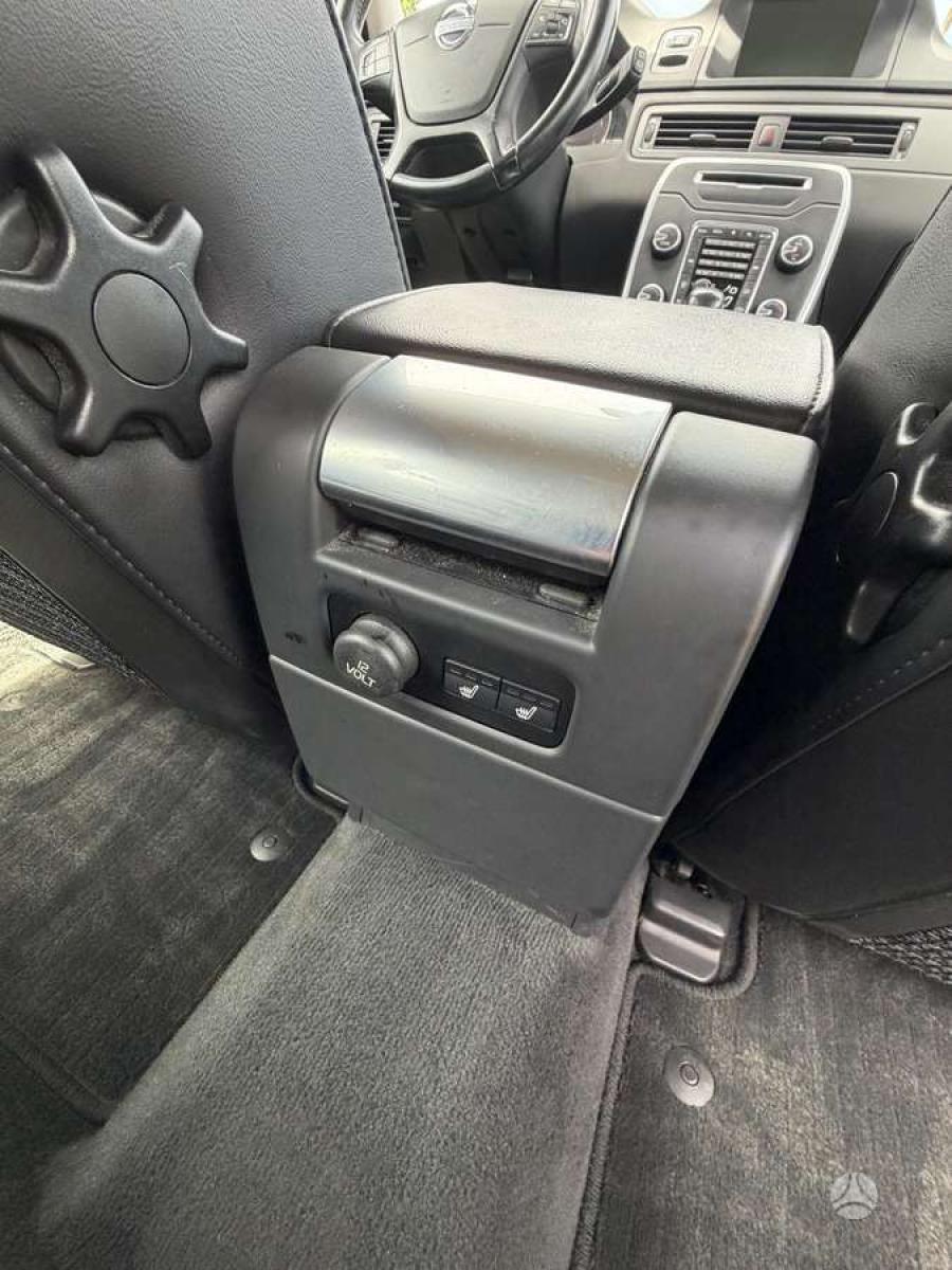 Grey Volvo XC70 2011 in Vilnius, with an engine capacity of 2.00 L and mileage of 289 thousand km for 8350 €, photo 9 on AUTOMOTO.COM.LV