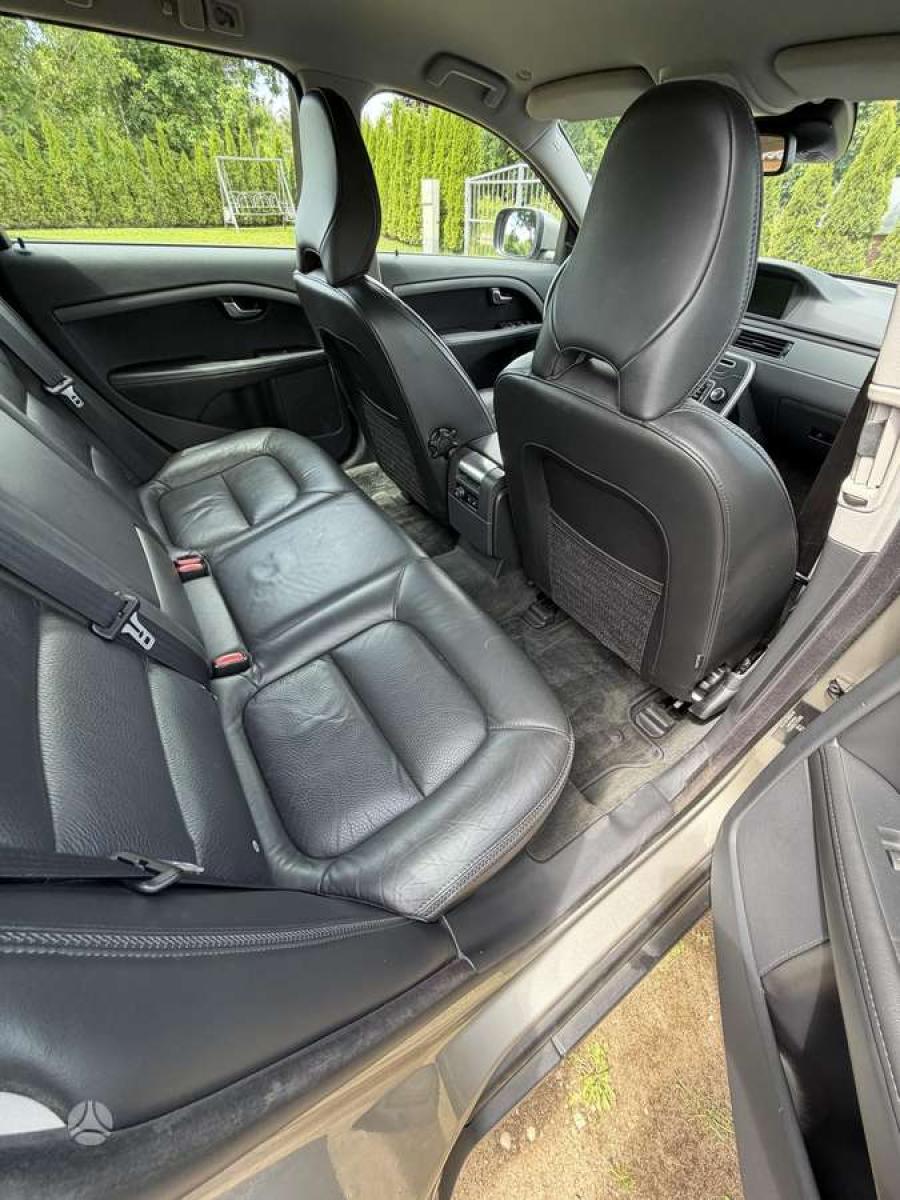 Grey Volvo XC70 2011 in Vilnius, with an engine capacity of 2.00 L and mileage of 289 thousand km for 8350 €, photo 10 on AUTOMOTO.COM.LV