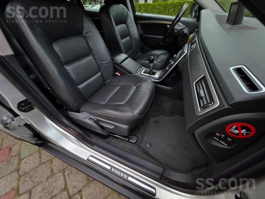 Pelēks Volvo XC70 2011 Rīga, ar dzinēja tilpumu 2.00 L un nobraukumu 371 tūkst. km par 6950 €, foto 22 vietnē AUTOMOTO.COM.LV
