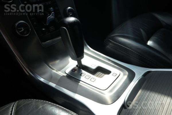 Grey Volvo XC70 2011 in Riga, with an engine capacity of 2.40 L and mileage of 337 thousand km for 8490 €, photo 8 on AUTOMOTO.COM.LV