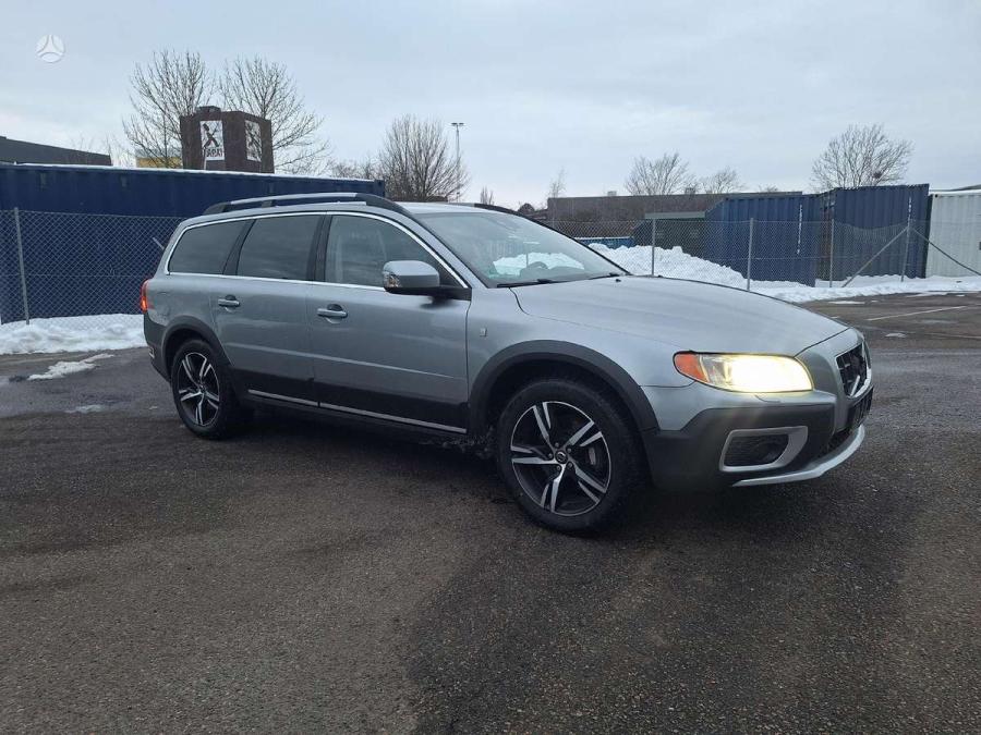 Grey Volvo XC70 2012 in Taurage, with an engine capacity of 2.40 L and mileage of 300 thousand km for 5700 €, photo 1 on AUTOMOTO.COM.LV