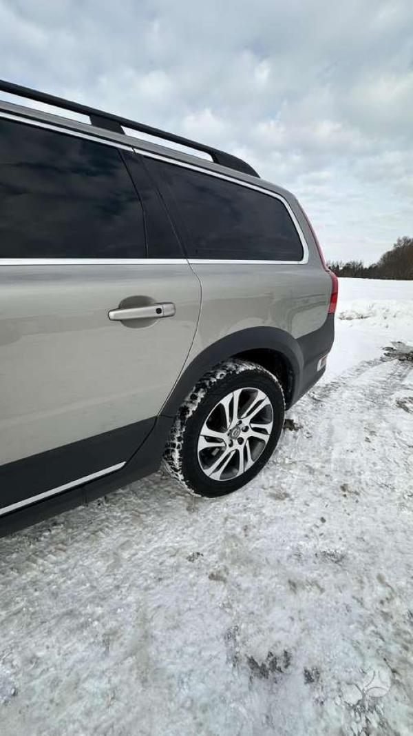 Grey Volvo XC70 2012 in Kaunas, with an engine capacity of 2.40 L and mileage of 241 thousand km for 9999 €, photo 9 on AUTOMOTO.COM.LV