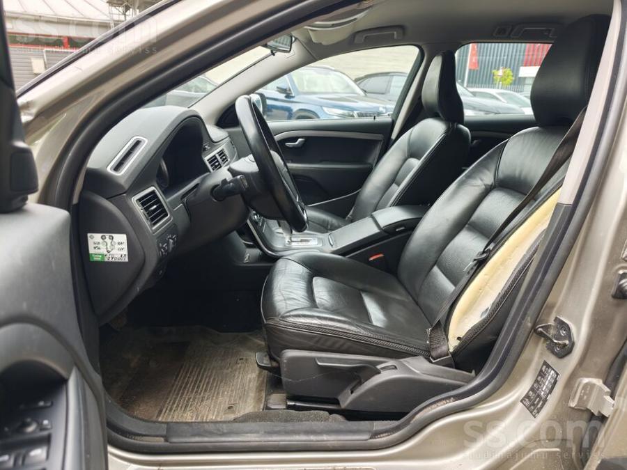 Pelēks Volvo XC70 2012 Rīga, ar dzinēja tilpumu 2.40 L un nobraukumu 250 tūkst. km par 3900 €, foto 7 vietnē AUTOMOTO.COM.LV