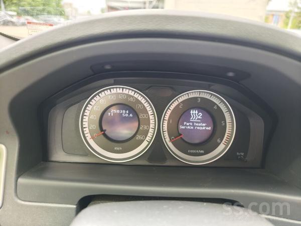 Grey Volvo XC70 2012 in Riga, with an engine capacity of 2.40 L and mileage of 250 thousand km for 3900 €, photo 10 on AUTOMOTO.COM.LV