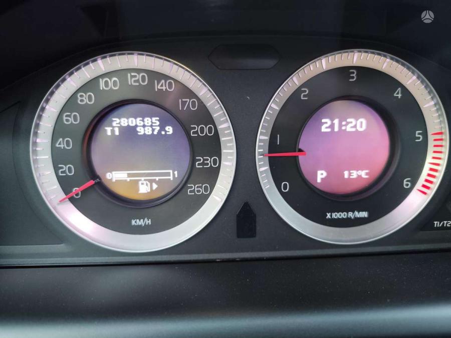 Pelēks Volvo XC70 2012 Kauņa, ar dzinēja tilpumu 1.98 L un nobraukumu 280 tūkst. km par 8350 €, foto 18 vietnē AUTOMOTO.COM.LV