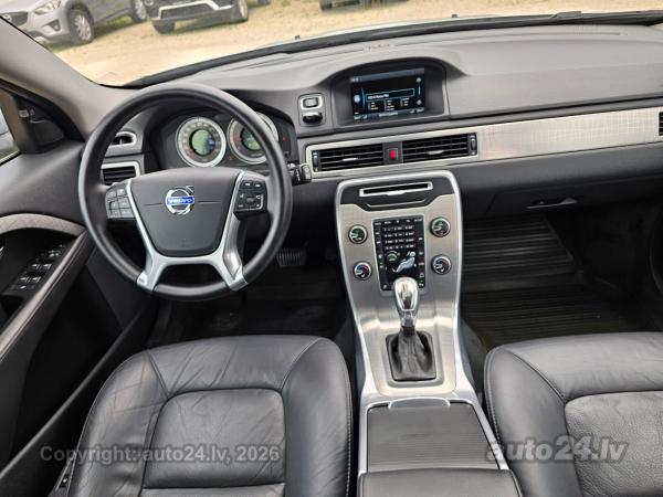 Grey Volvo XC70 2012 in Tartu, with an engine capacity of 2.40 L and mileage of 227 thousand km for 8990 €, photo 7 on AUTOMOTO.COM.LV