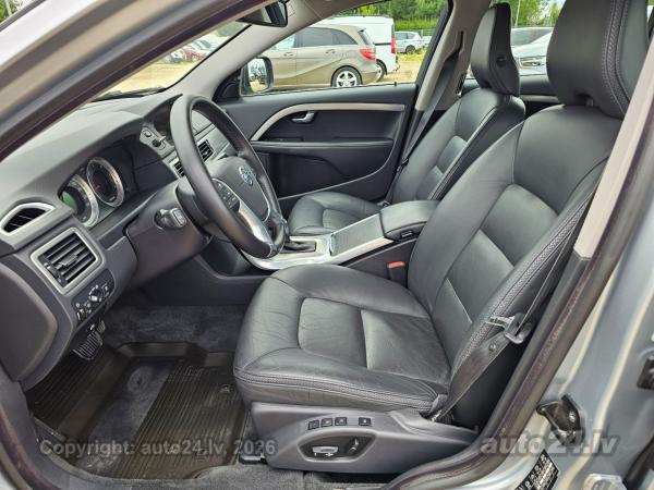 Grey Volvo XC70 2012 in Tartu, with an engine capacity of 2.40 L and mileage of 227 thousand km for 8990 €, photo 8 on AUTOMOTO.COM.LV