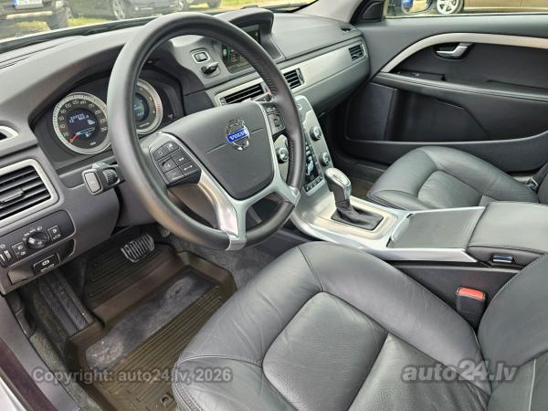 Grey Volvo XC70 2012 in Tartu, with an engine capacity of 2.40 L and mileage of 227 thousand km for 8990 €, photo 9 on AUTOMOTO.COM.LV