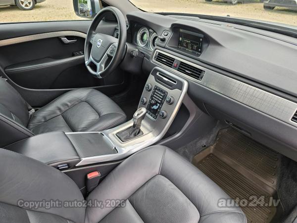 Grey Volvo XC70 2012 in Tartu, with an engine capacity of 2.40 L and mileage of 227 thousand km for 8990 €, photo 10 on AUTOMOTO.COM.LV