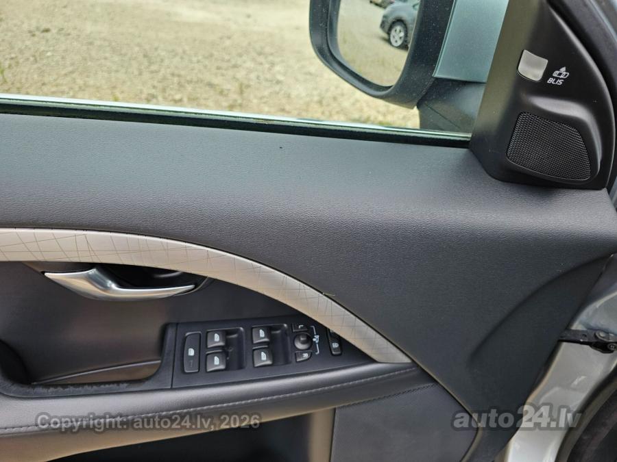 Pelēks Volvo XC70 2012 Tartu, ar dzinēja tilpumu 2.40 L un nobraukumu 227 tūkst. km par 8990 €, foto 18 vietnē AUTOMOTO.COM.LV