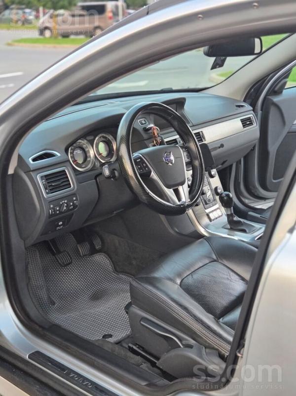 Grey Volvo XC70 2012 in Riga, with an engine capacity of 2.40 L and mileage of 258 thousand km for 9600 €, photo 10 on AUTOMOTO.COM.LV