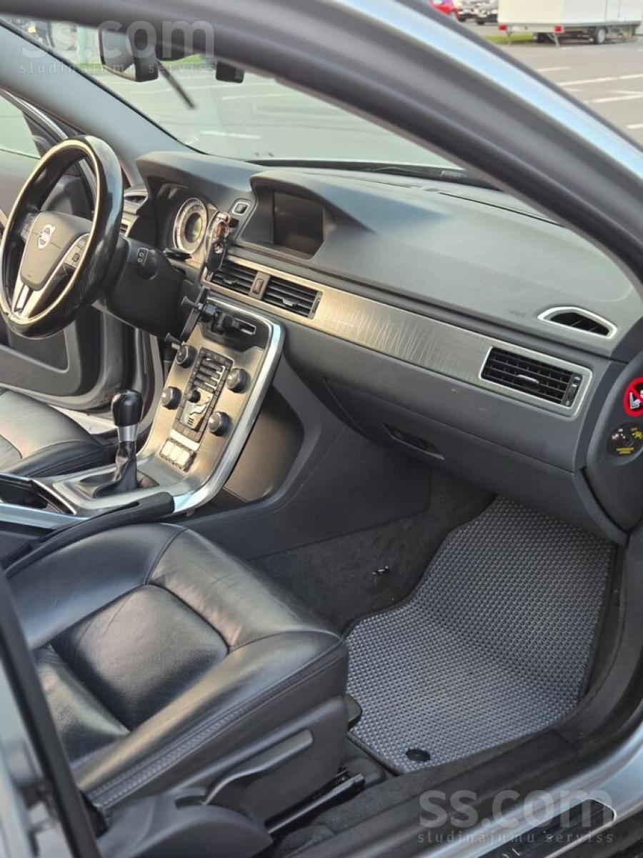 Pelēks Volvo XC70 2012 Rīga, ar dzinēja tilpumu 2.40 L un nobraukumu 258 tūkst. km par 9600 €, foto 12 vietnē AUTOMOTO.COM.LV