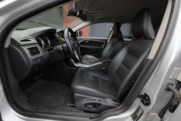 Pelēks Volvo XC70 2012 Jelgava, ar dzinēja tilpumu 2.00 L un nobraukumu 241 tūkst. km par 10450 €, foto 7 vietnē AUTOMOTO.COM.LV