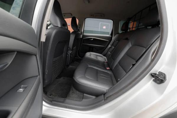 Pelēks Volvo XC70 2012 Jelgava, ar dzinēja tilpumu 2.00 L un nobraukumu 241 tūkst. km par 10450 €, foto 9 vietnē AUTOMOTO.COM.LV
