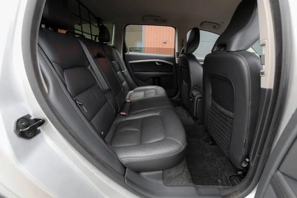 Pelēks Volvo XC70 2012 Jelgava, ar dzinēja tilpumu 2.00 L un nobraukumu 241 tūkst. km par 10450 €, foto 10 vietnē AUTOMOTO.COM.LV