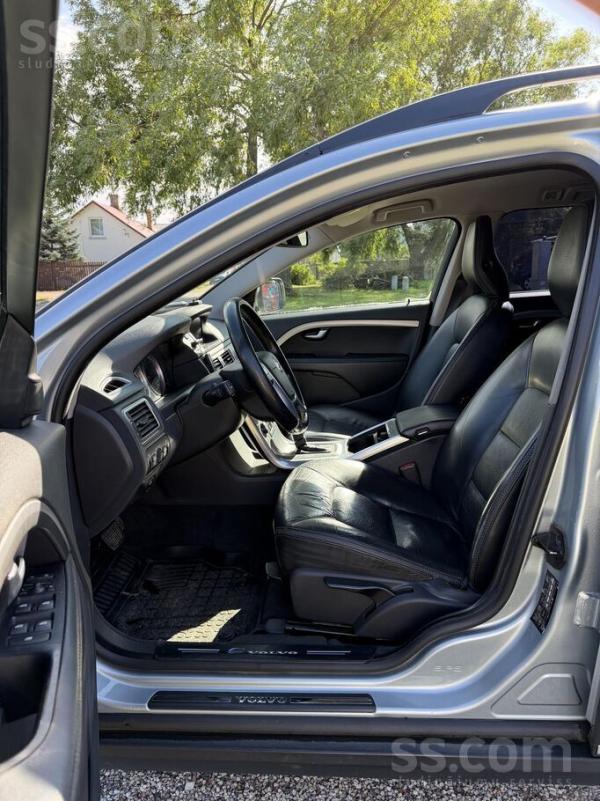 Grey Volvo XC70 2012 in Ventspils, with an engine capacity of 2.40 L and mileage of 188 thousand km for 8990 €, photo 10 on AUTOMOTO.COM.LV