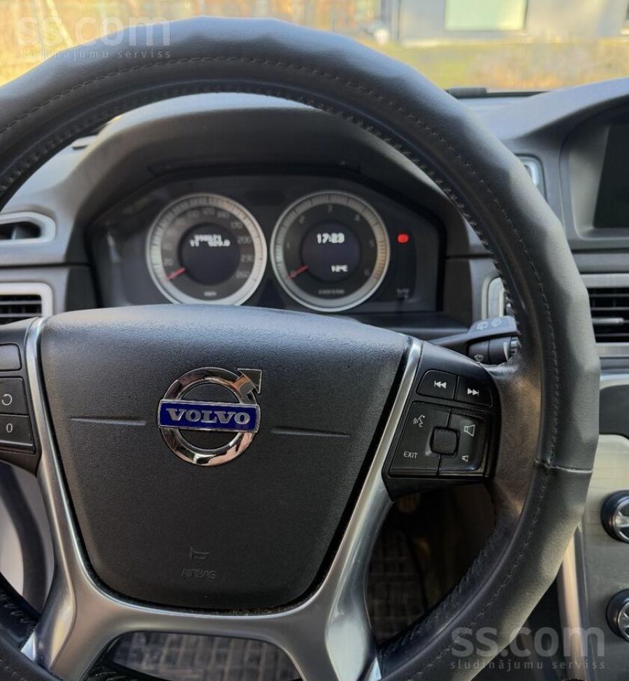 Grey Volvo XC70 2012 in Riga, with an engine capacity of 2.40 L and mileage of 399 thousand km for 8500 €, photo 8 on AUTOMOTO.COM.LV