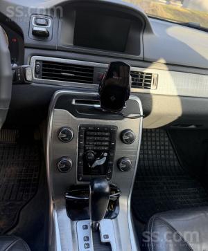 Grey Volvo XC70 2012 in Riga, with an engine capacity of 2.40 L and mileage of 399 thousand km for 8500 €, photo 9 on AUTOMOTO.COM.LV