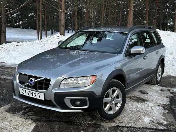 Grey Volvo XC70 2013 in Utena, with an engine capacity of 2.40 L and mileage of 246 thousand km for 8990 €, photo 1 on AUTOMOTO.COM.LV