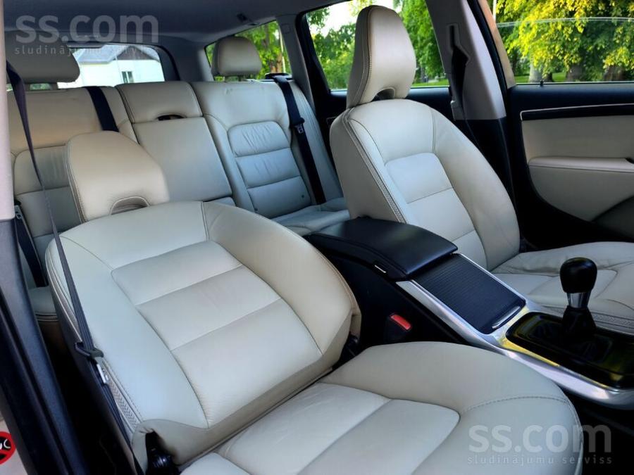 Pelēks Volvo XC70 2013 Jelgava, ar dzinēja tilpumu 2.40 L un nobraukumu 286 tūkst. km par 9990 €, foto 16 vietnē AUTOMOTO.COM.LV