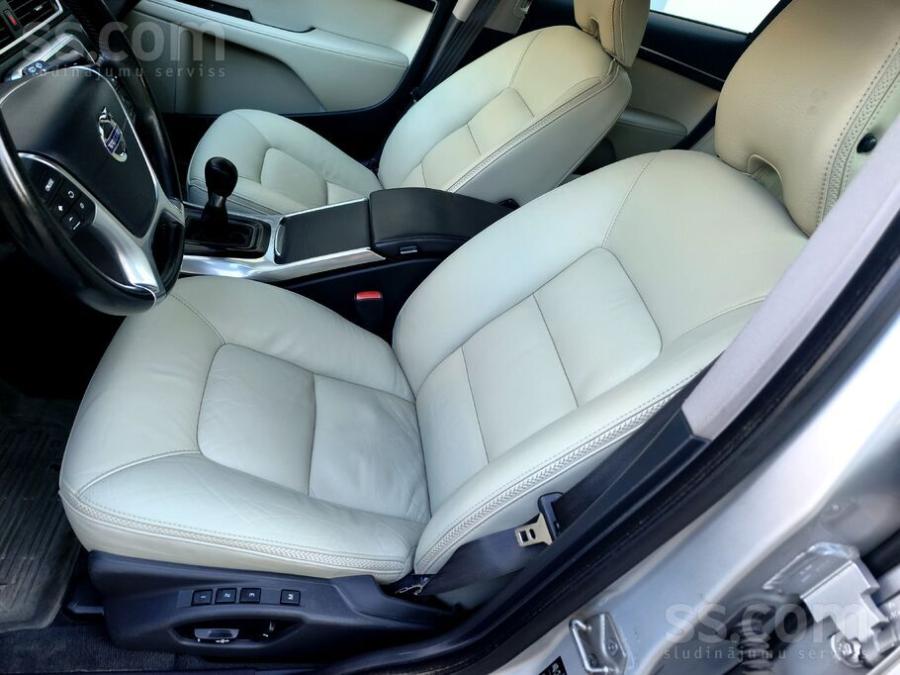 Pelēks Volvo XC70 2013 Jelgava, ar dzinēja tilpumu 2.40 L un nobraukumu 286 tūkst. km par 9990 €, foto 18 vietnē AUTOMOTO.COM.LV