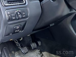 Pelēks Volvo XC70 2013 Jelgava, ar dzinēja tilpumu 2.40 L un nobraukumu 286 tūkst. km par 9990 €, foto 25 vietnē AUTOMOTO.COM.LV
