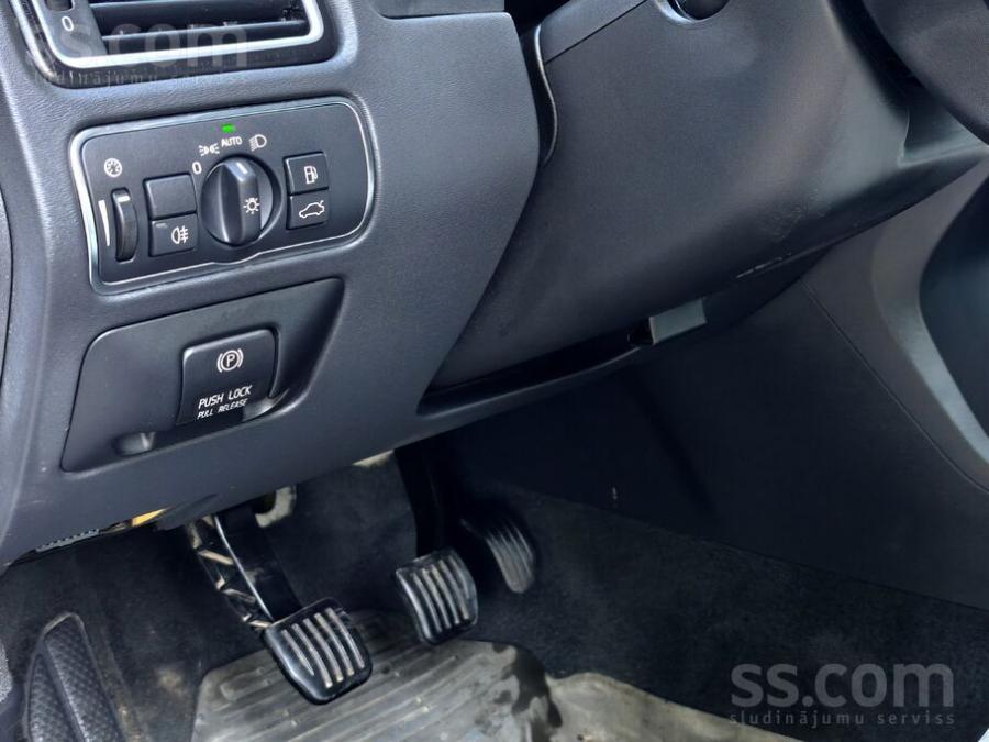 Pelēks Volvo XC70 2013 Jelgava, ar dzinēja tilpumu 2.40 L un nobraukumu 286 tūkst. km par 9990 €, foto 25 vietnē AUTOMOTO.COM.LV