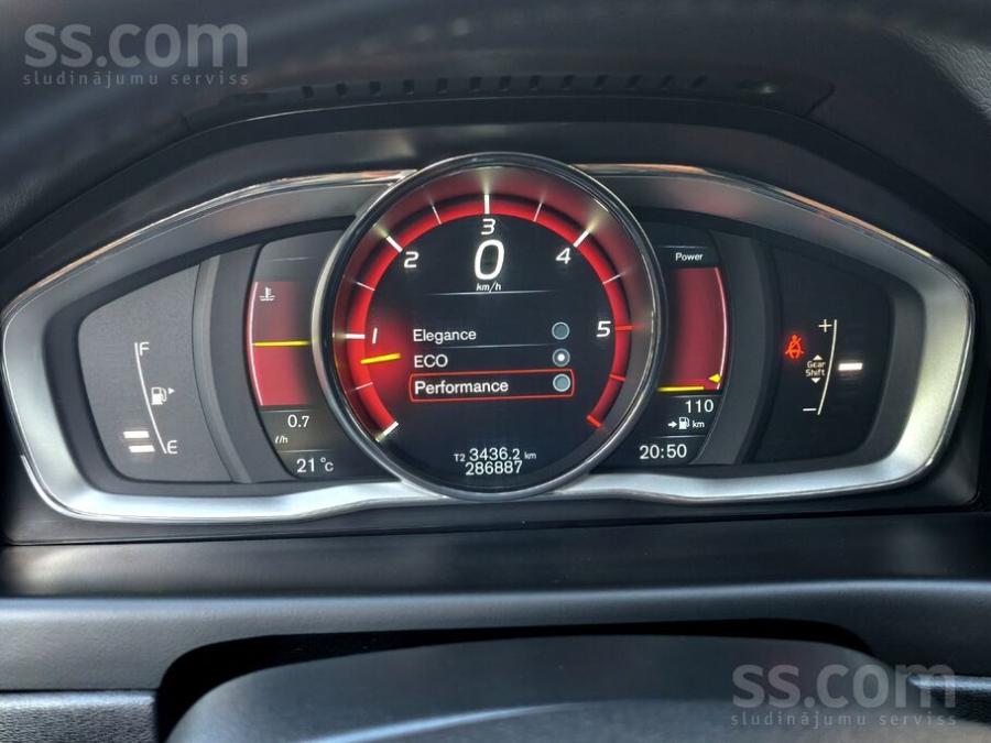 Pelēks Volvo XC70 2013 Jelgava, ar dzinēja tilpumu 2.40 L un nobraukumu 286 tūkst. km par 9990 €, foto 28 vietnē AUTOMOTO.COM.LV