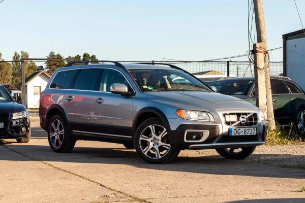Pelēks Volvo XC70 2013 Rīga, ar dzinēja tilpumu 2.40 L un nobraukumu 330 tūkst. km par 10995 €, foto 1 vietnē AUTOMOTO.COM.LV