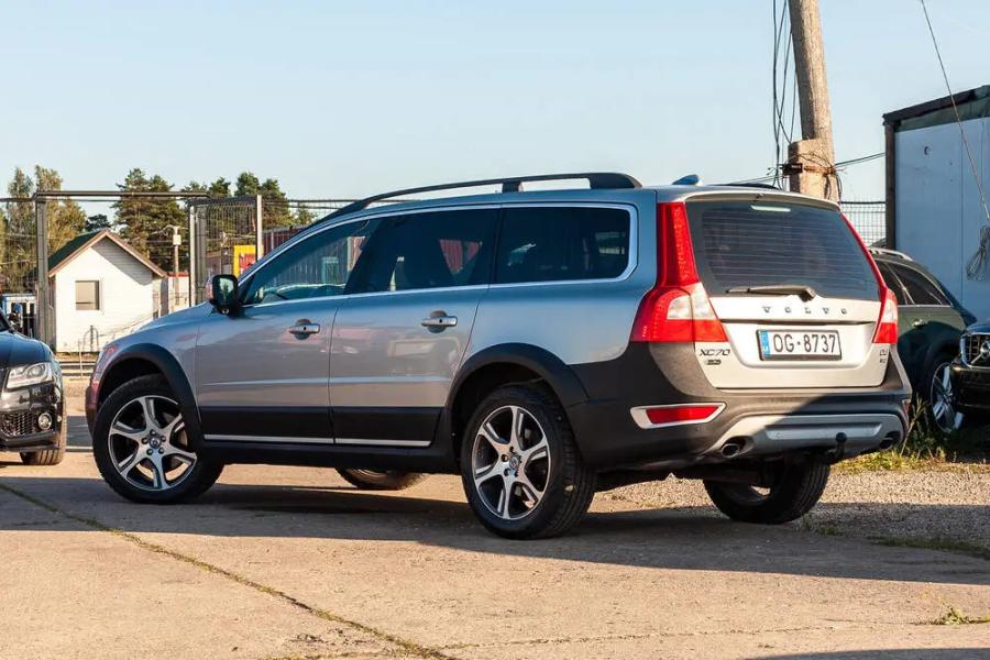 Pelēks Volvo XC70 2013 Rīga, ar dzinēja tilpumu 2.40 L un nobraukumu 330 tūkst. km par 10995 €, foto 3 vietnē AUTOMOTO.COM.LV