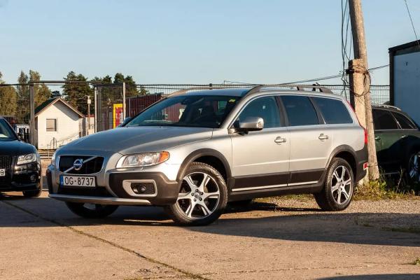 Pelēks Volvo XC70 2013 Rīga, ar dzinēja tilpumu 2.40 L un nobraukumu 330 tūkst. km par 10995 €, foto 3 vietnē AUTOMOTO.COM.LV