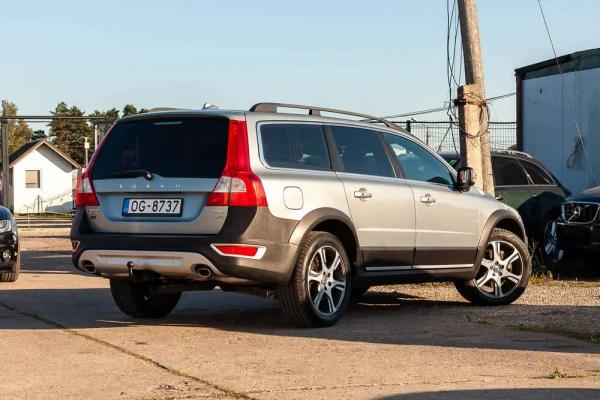 Pelēks Volvo XC70 2013 Rīga, ar dzinēja tilpumu 2.40 L un nobraukumu 330 tūkst. km par 10995 €, foto 4 vietnē AUTOMOTO.COM.LV