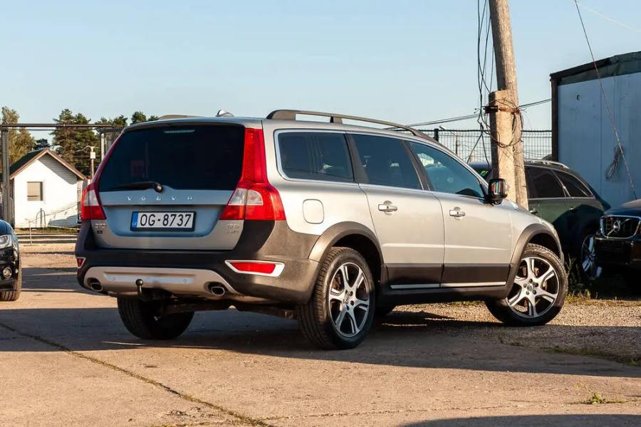 Pelēks Volvo XC70 2013 Rīga, ar dzinēja tilpumu 2.40 L un nobraukumu 330 tūkst. km par 10995 €, foto 5 vietnē AUTOMOTO.COM.LV
