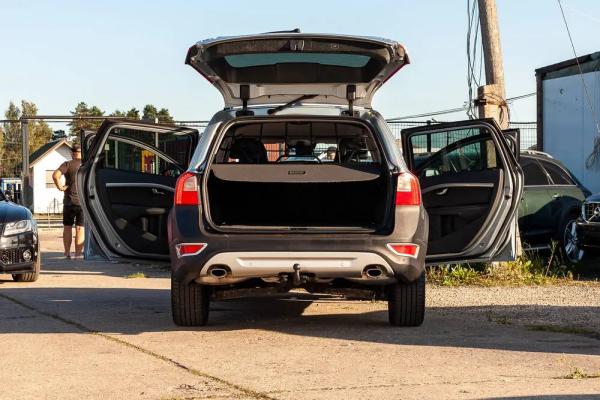 Pelēks Volvo XC70 2013 Rīga, ar dzinēja tilpumu 2.40 L un nobraukumu 330 tūkst. km par 10995 €, foto 5 vietnē AUTOMOTO.COM.LV